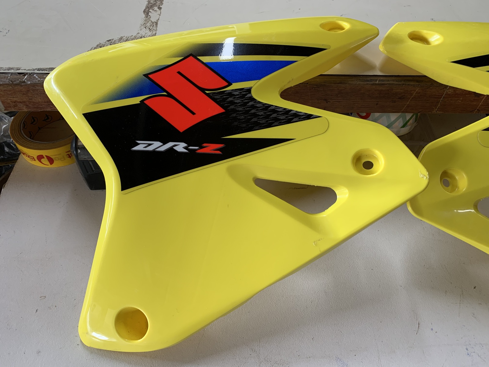 SUZUKI DRZ 400 RADIATOR SHROUD PLASTIC LEFT AND RIGHT YELLOW NEW TAKE ...