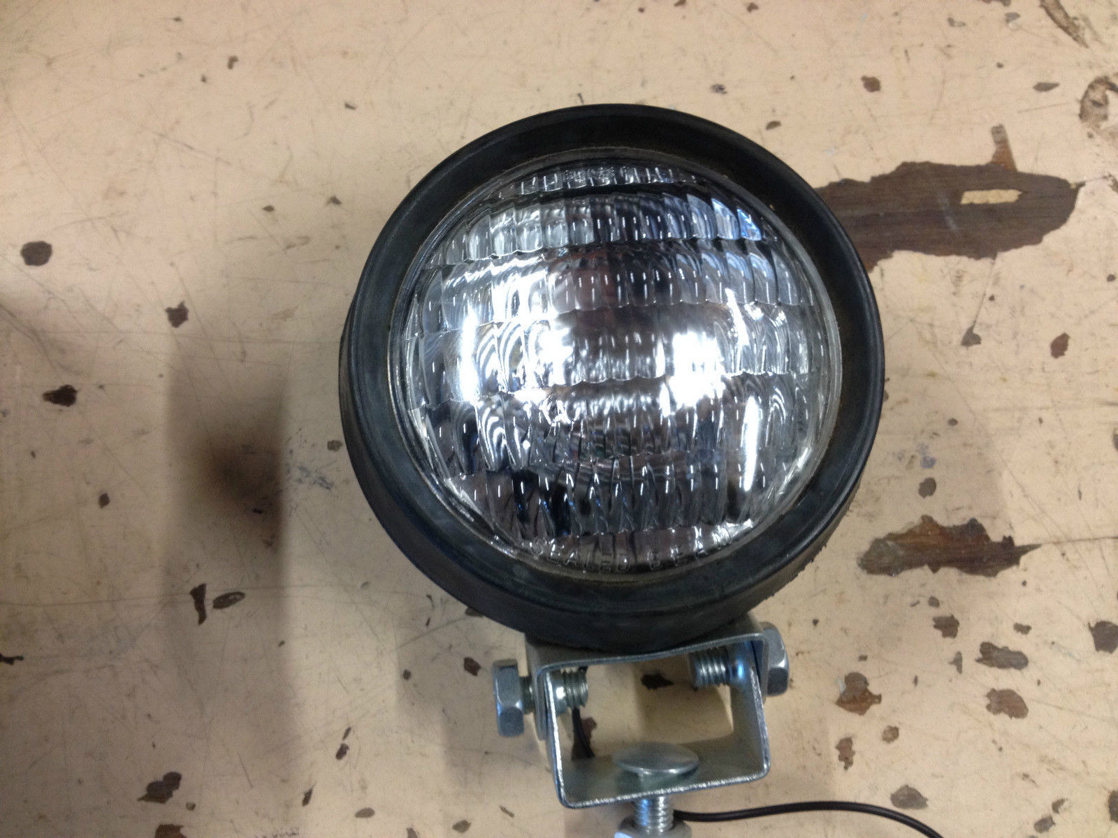 MOTOLITE RUBBER BACKED WORK LIGHT WITH SWITCH 12 VOLT WITH MOUNTS - qwa