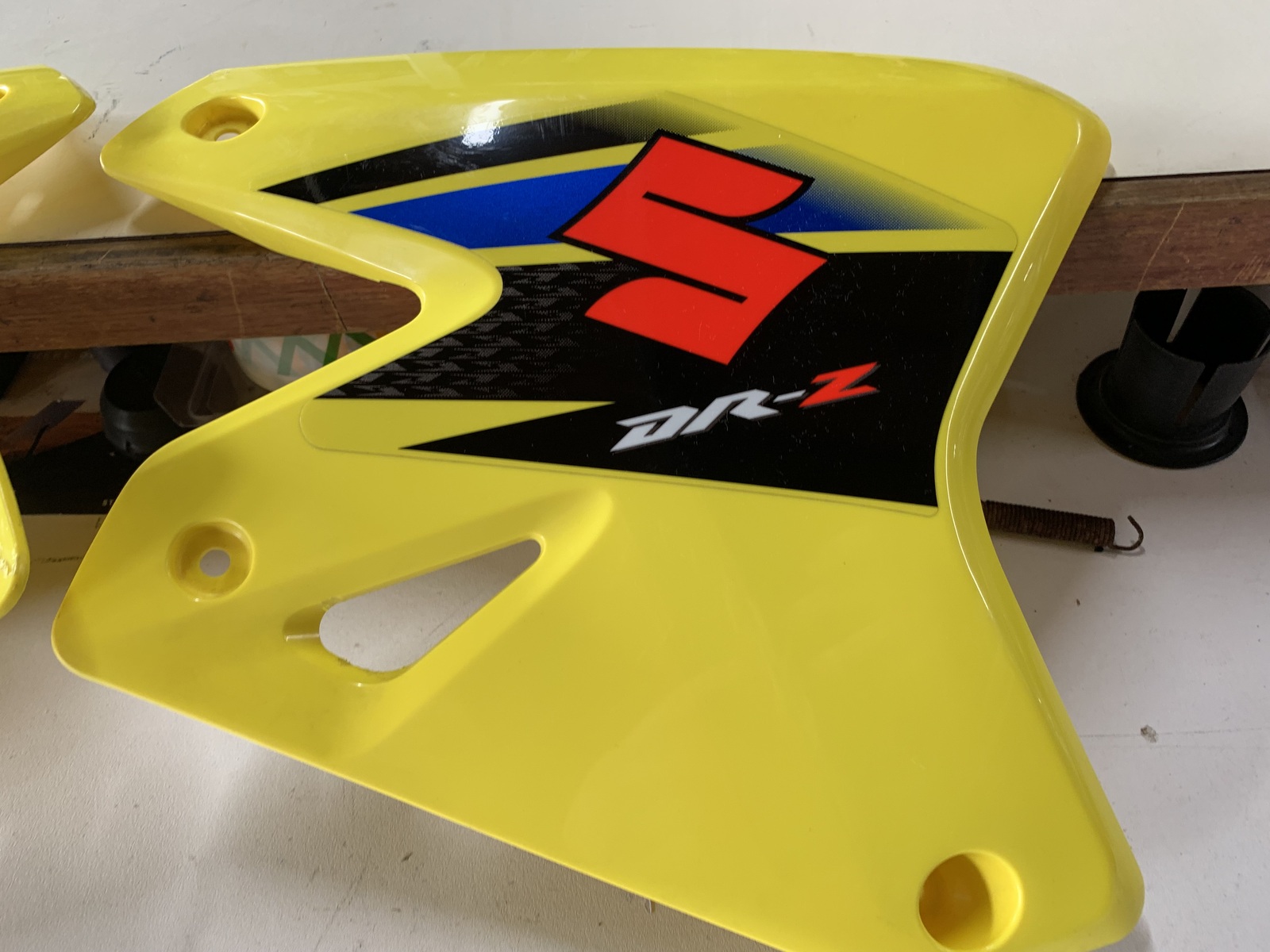 SUZUKI DRZ 400 RADIATOR SHROUD PLASTIC LEFT AND RIGHT YELLOW NEW TAKE ...