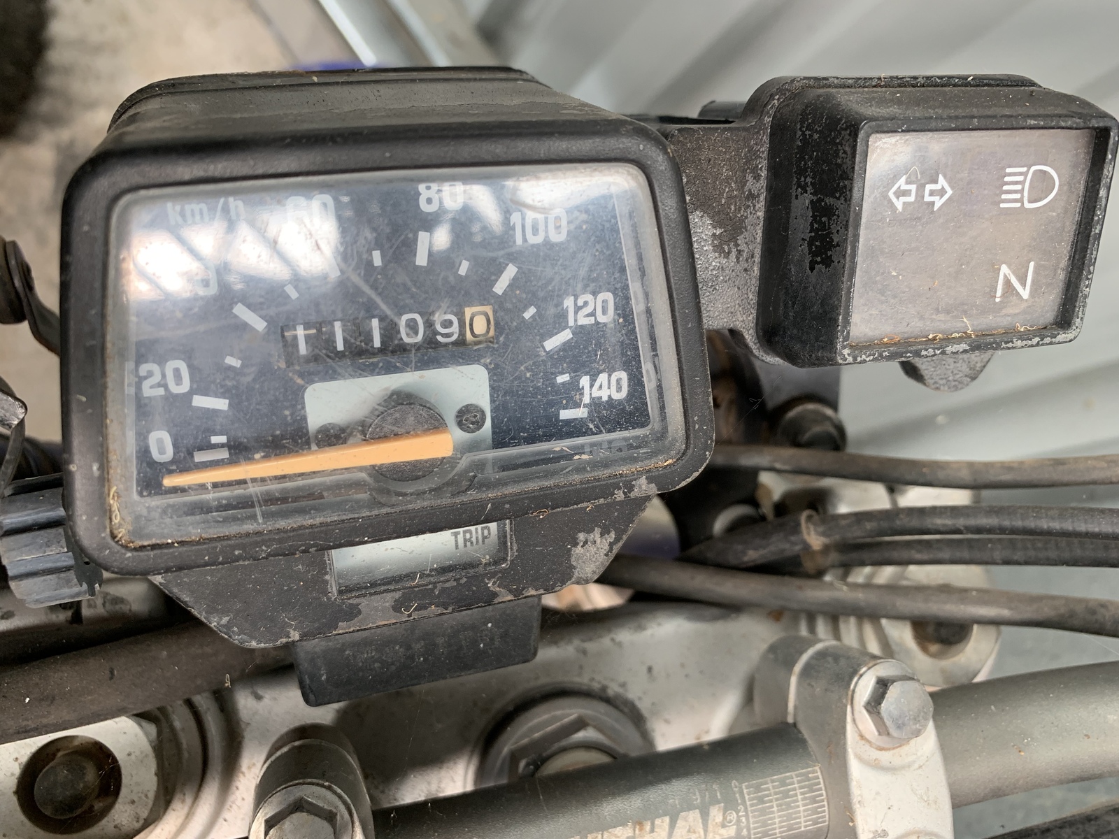 YAMAHA TTR 250 R SPEEDO SPEEDOMETER / BRACKET / INDICATION LIGHTS