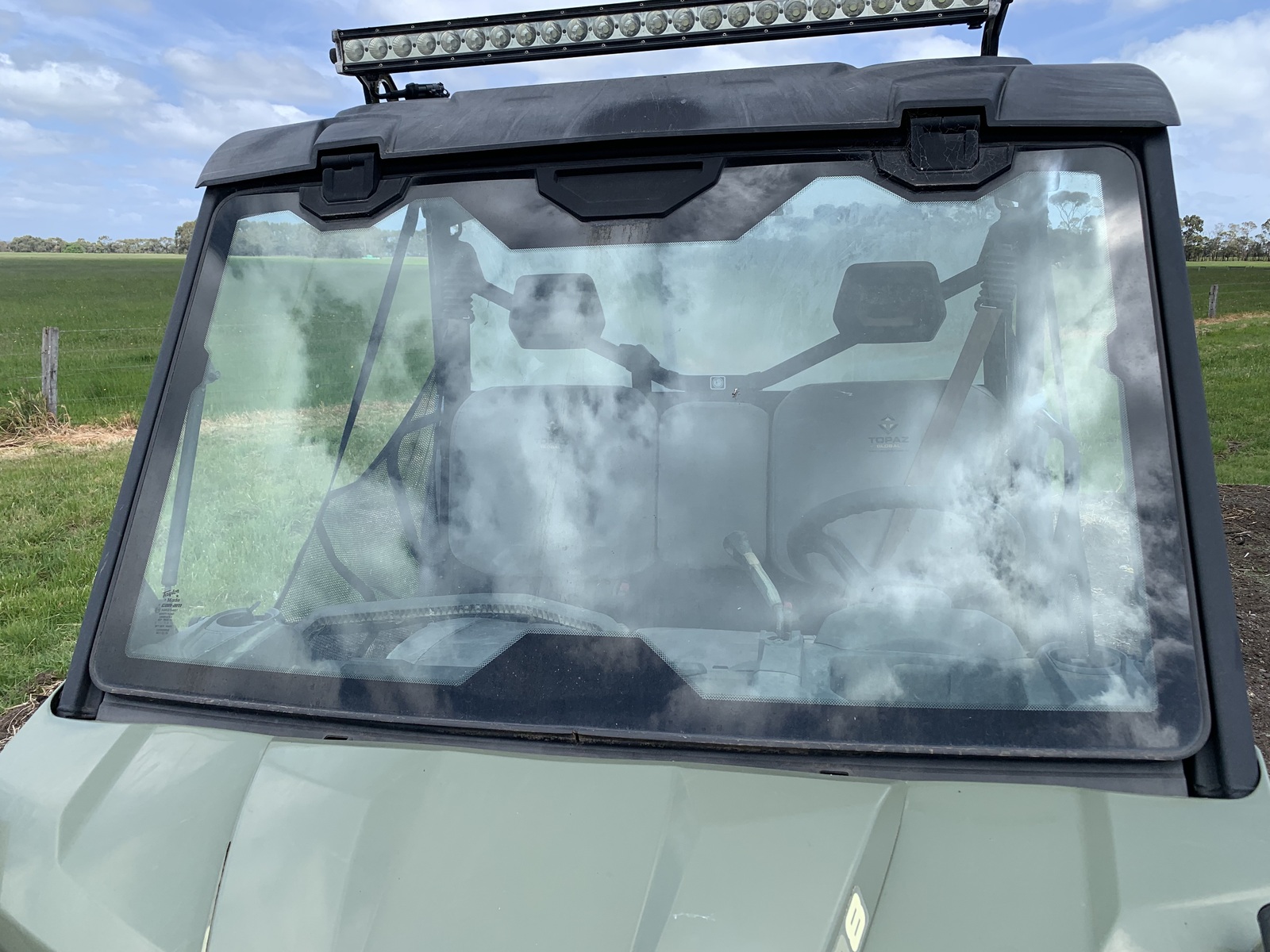 CANAM DEFENDER HD8 WINDSCREEN WINDSHEILD GLASS WINDOW & WIPER PICK UP ONLY