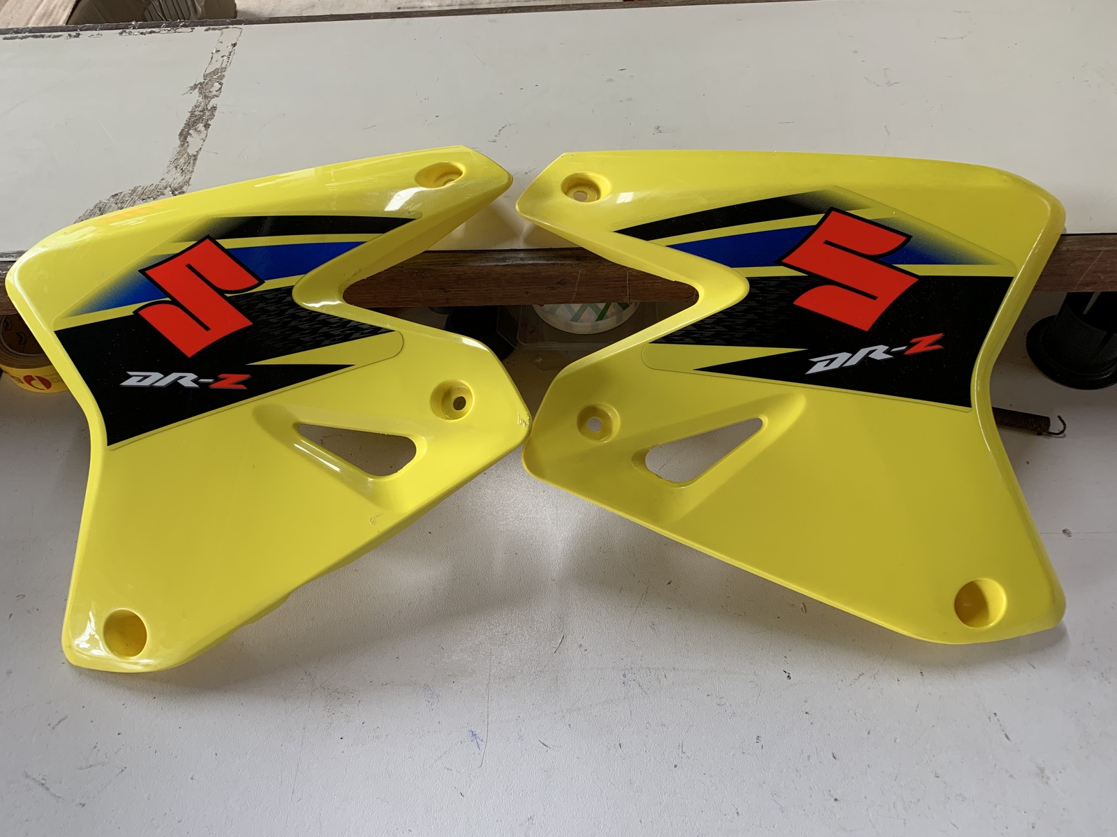 SUZUKI DRZ 400 RADIATOR SHROUD PLASTIC LEFT AND RIGHT YELLOW NEW TAKE ...