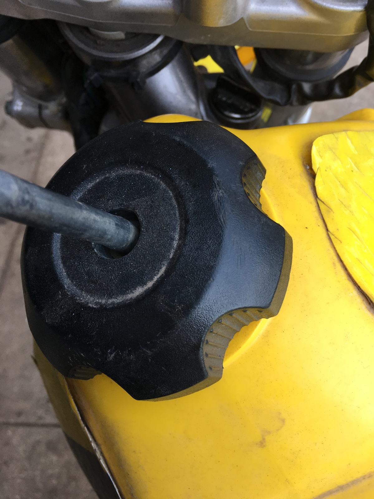 WRECKING SUZUKI DRZ 400 E THIS LISTING IS FOR THE FUEL PETROL CAP WRECKING SUZUKI DRZ 400 E THIS LISTING IS FOR THE FUEL PETROL CAP