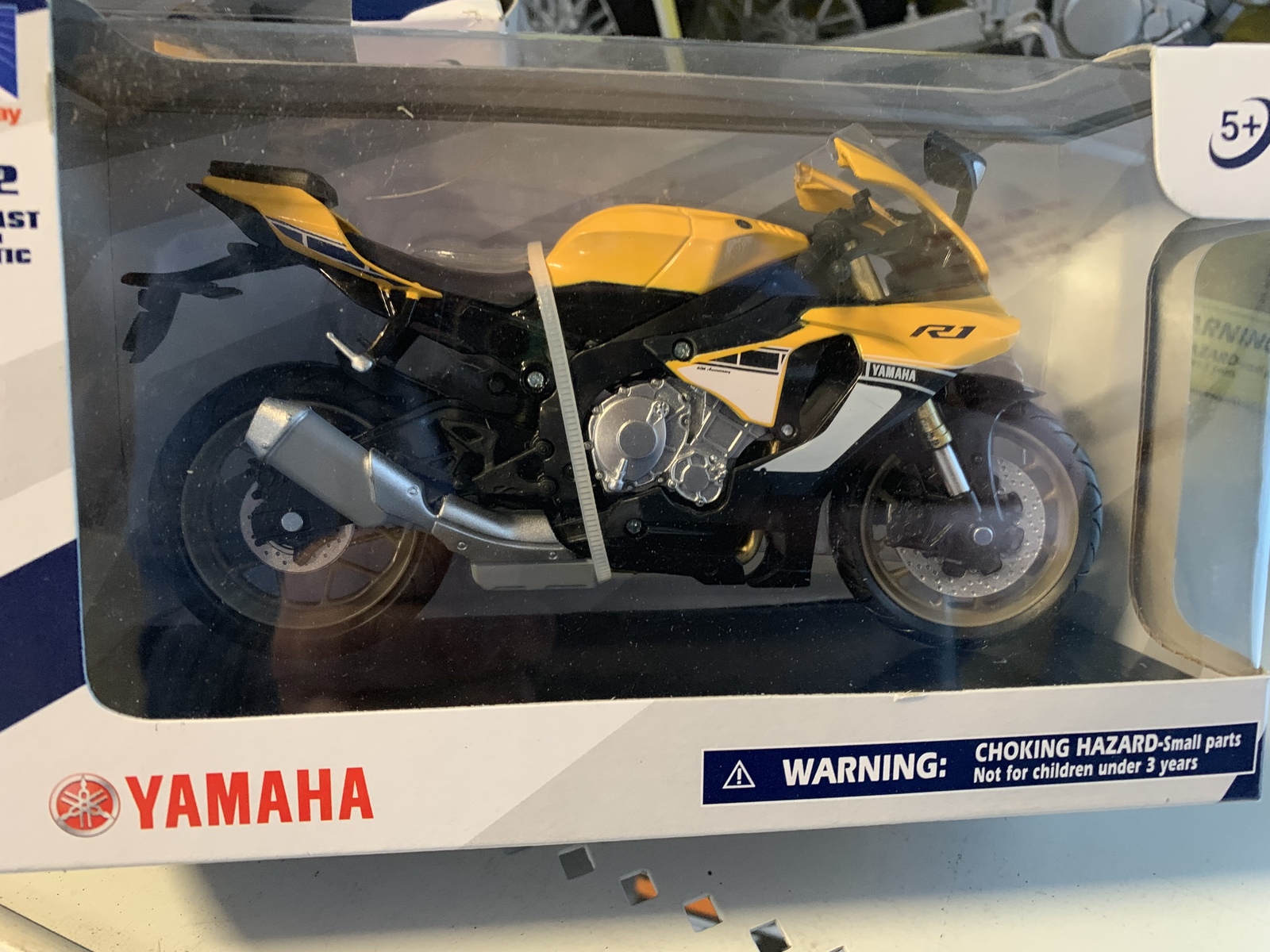 YAMAHA YELLOW 2016 R1 TOY MODEL DIECAST 1:12 SCALE